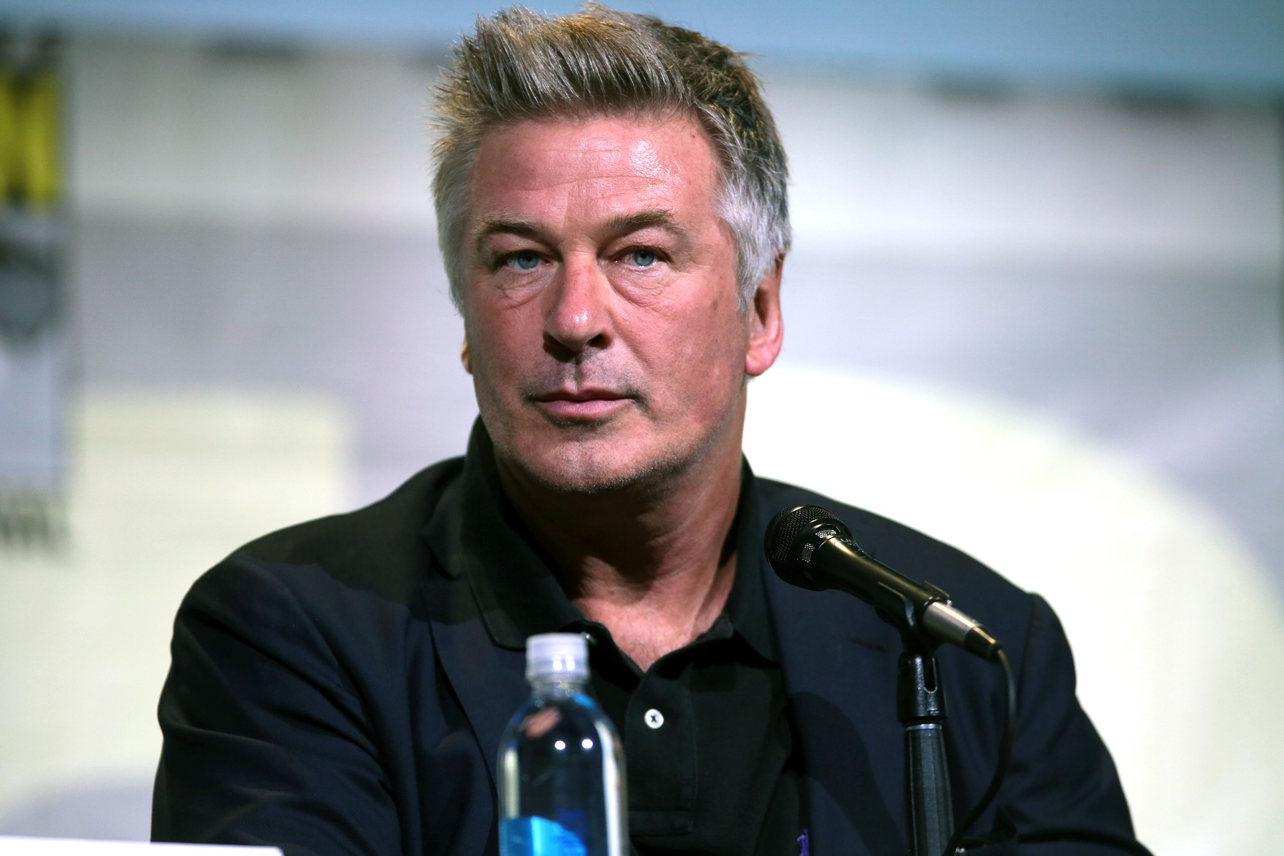 Alec Baldwin händigt sein Handy für Ermittlungen zum Tod von Kamerafrau ...